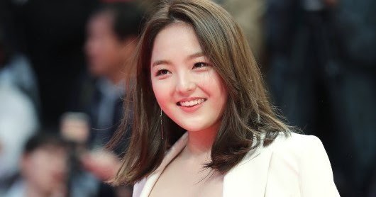 Child actress Seo Shin Ae shocks with her daring red carpet look