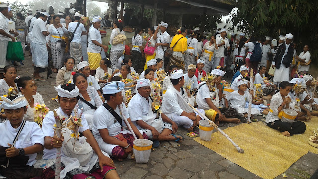 HINDU DI BALI: Banten sebagai simbul Upacara dalam Agama Hindu