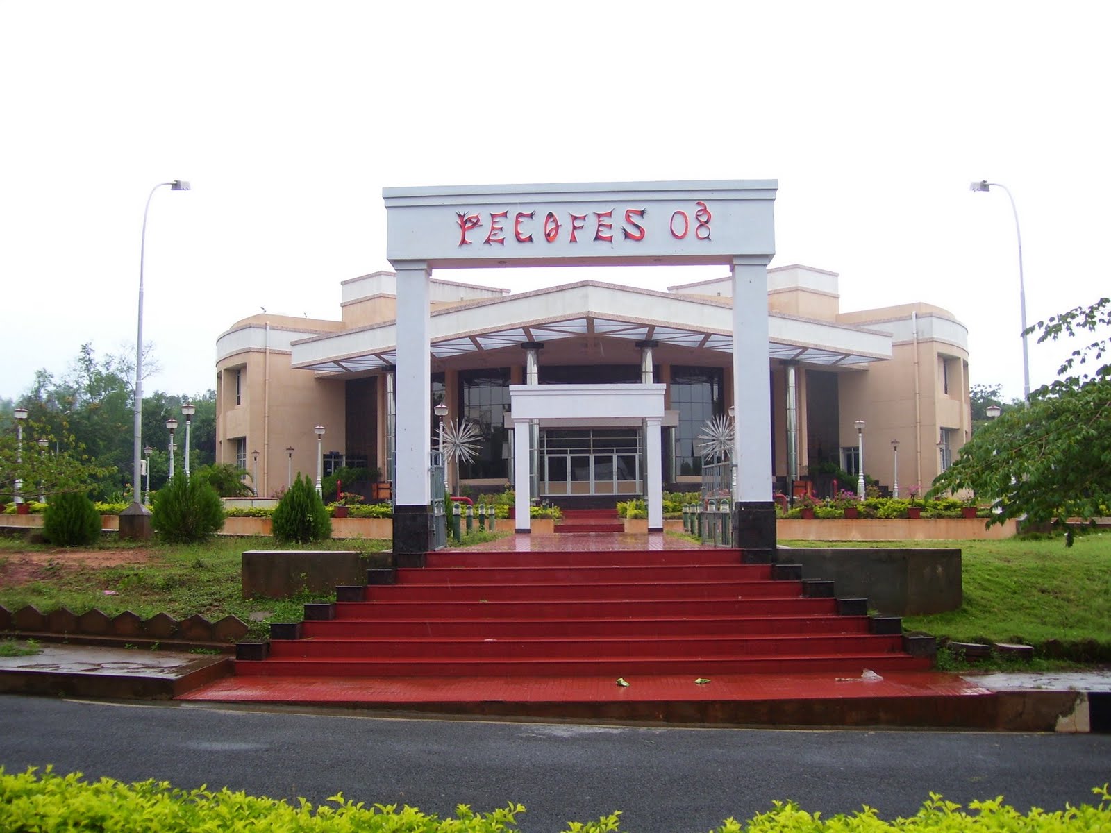 SCRIBBLES: PONDICHERRY ENGINEERING COLLEGE - A PARADISE LOST