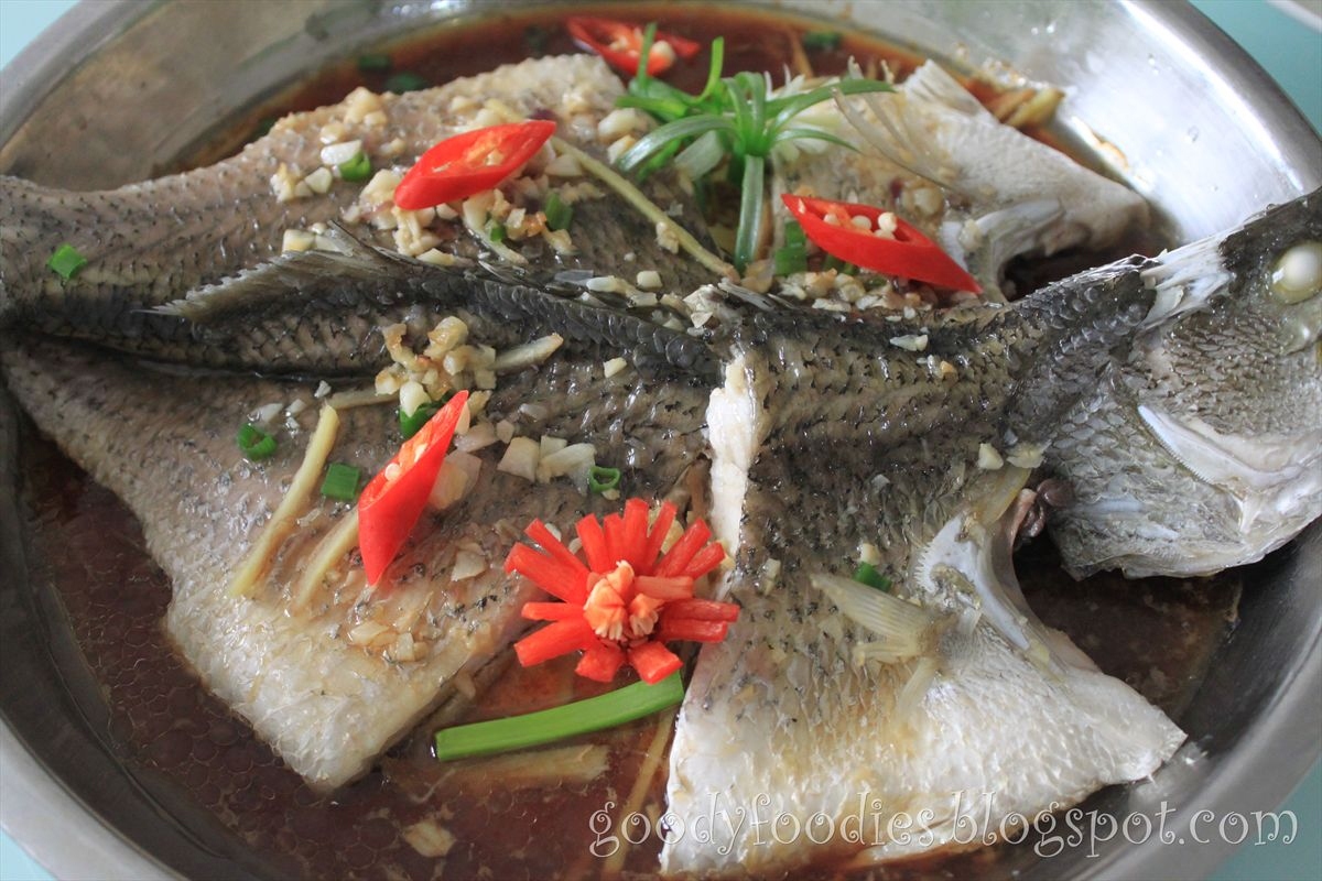 GoodyFoodies: I cooked: Steamed Siakap (barramundi) in Soy Sauce 清蒸鱼