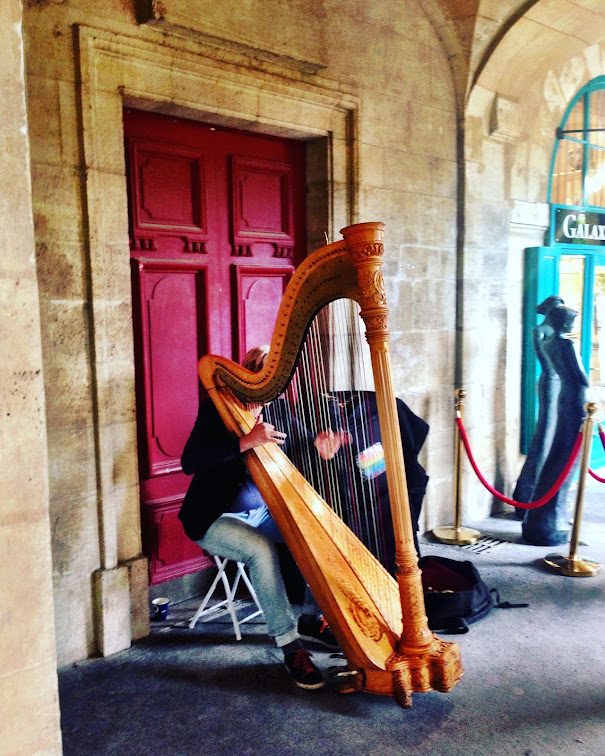 Focus On Paris: Harping