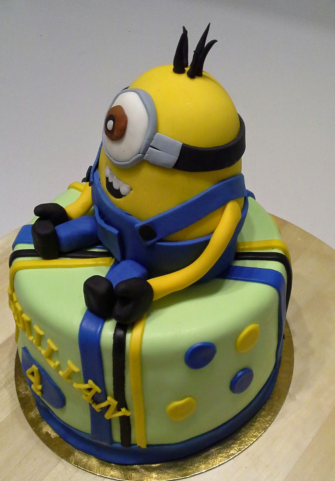 en kaka till: Minion tårta (dumma mej)