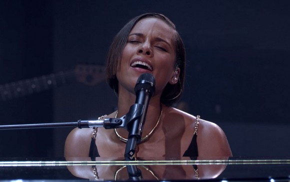 "Cocktail chic" by Paolina : "Alicia Keys" - Brand new me (Live)