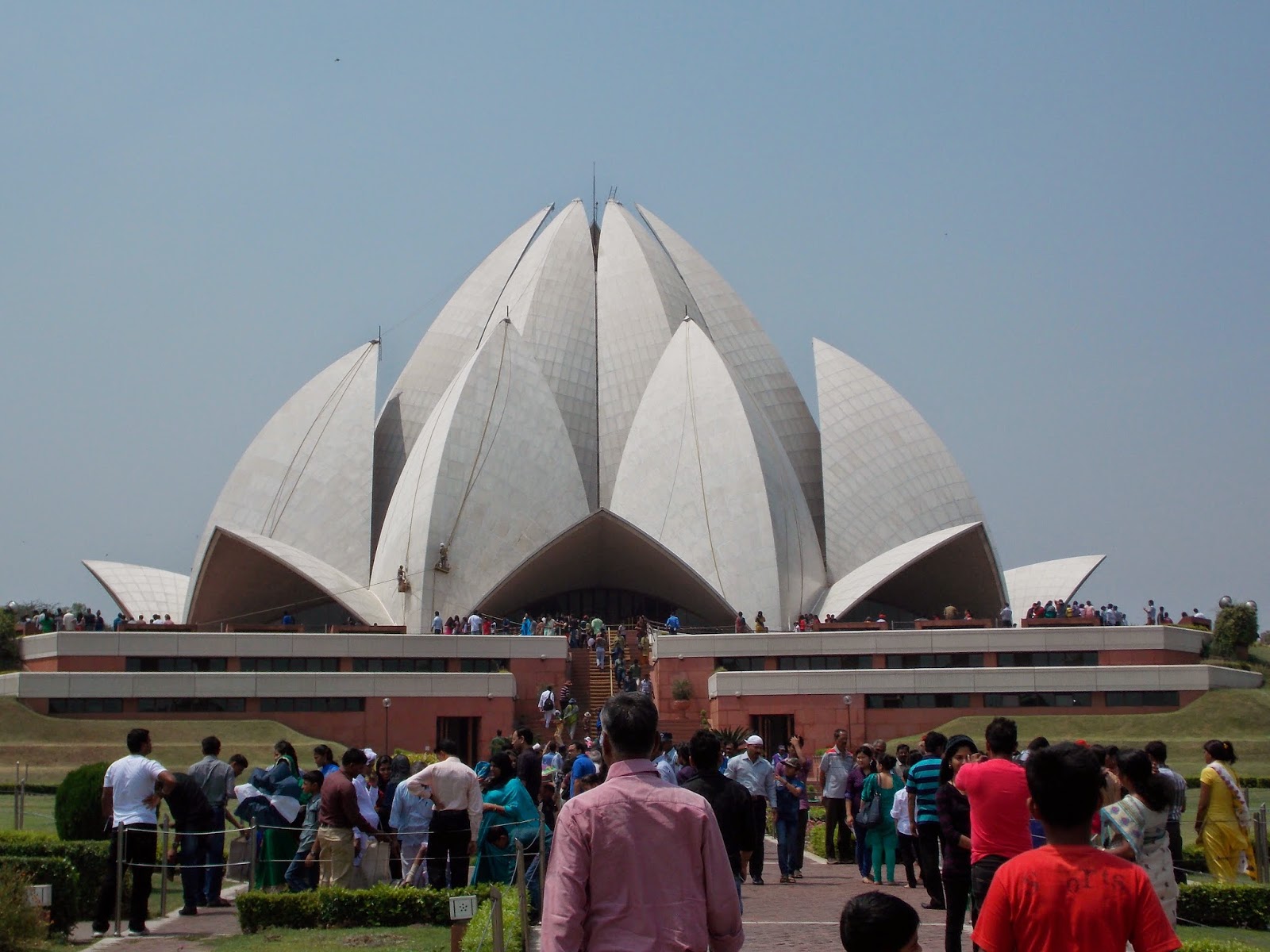 CHINAR SHADE : THE BAHAI LOTUS TEMPLE IN INDIA