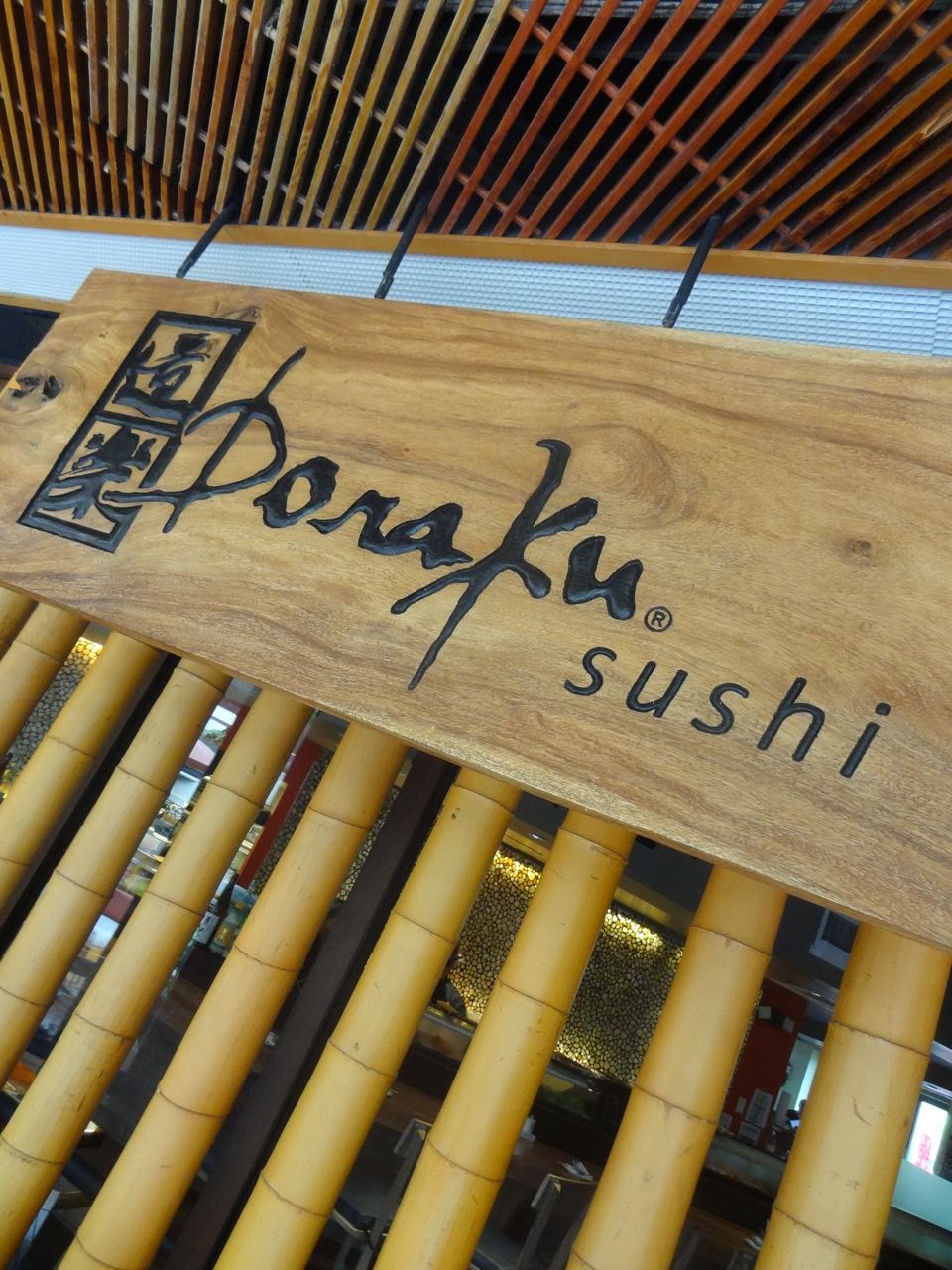 Scrumpdillyicious: Doraku Sushi: Royal Hawaiian Centre in Waikiki
