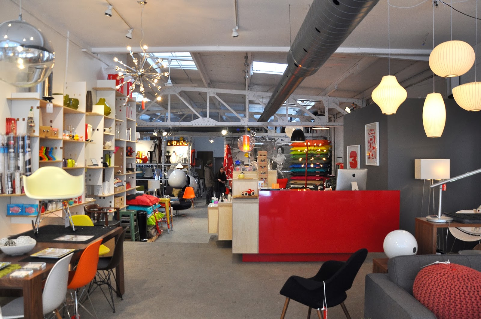 bipède: Projet récent BOUTIQUE NÜSPACE