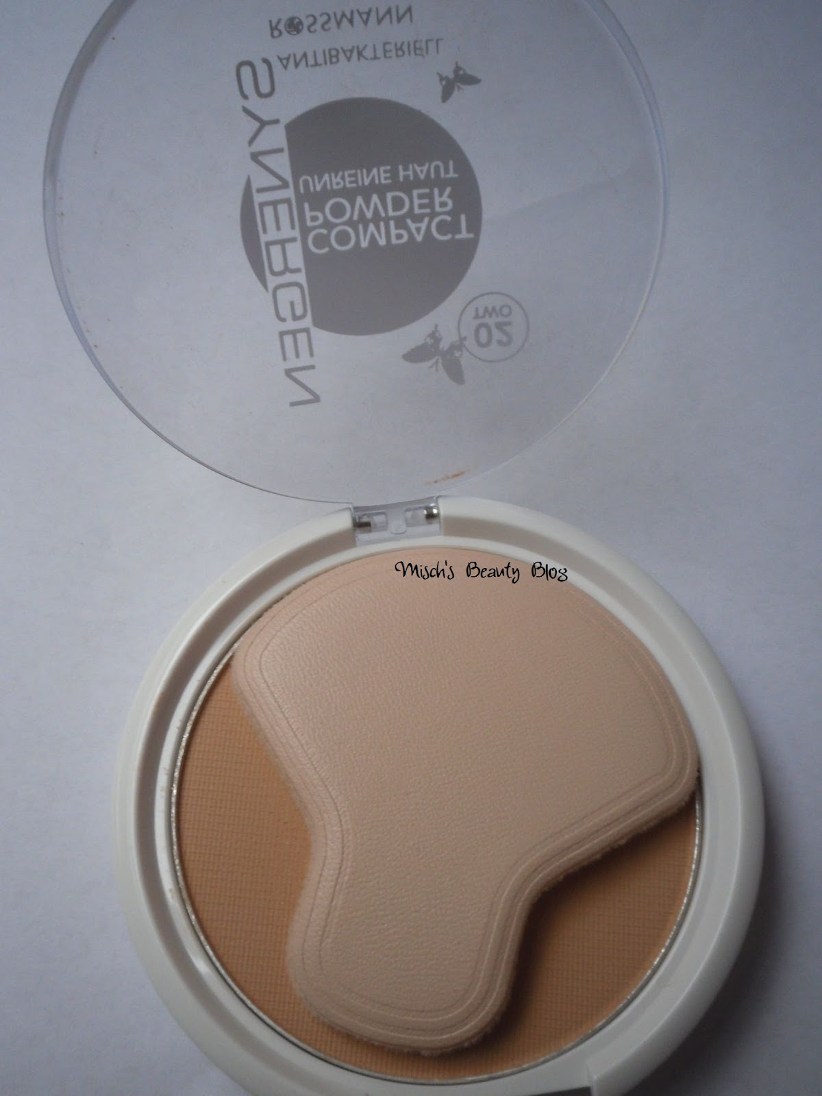 Misch's Beauty Blog: Review: Synergen Compact Powder, Shade 02 Beige