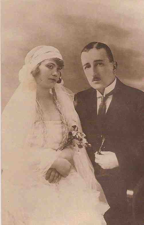 Gökhan Akçura: AŞKI FISILDAYAN SES: NEVESER KÖKDEŞ