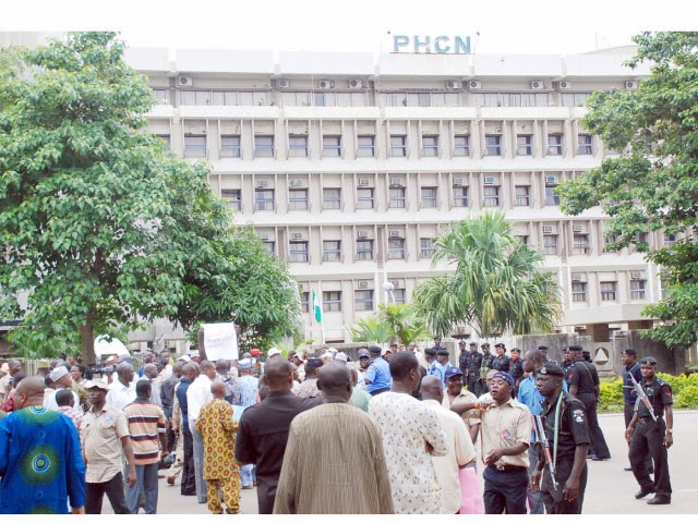 FG Hands Over PHCN To New Owners..Retains 40% Work Force