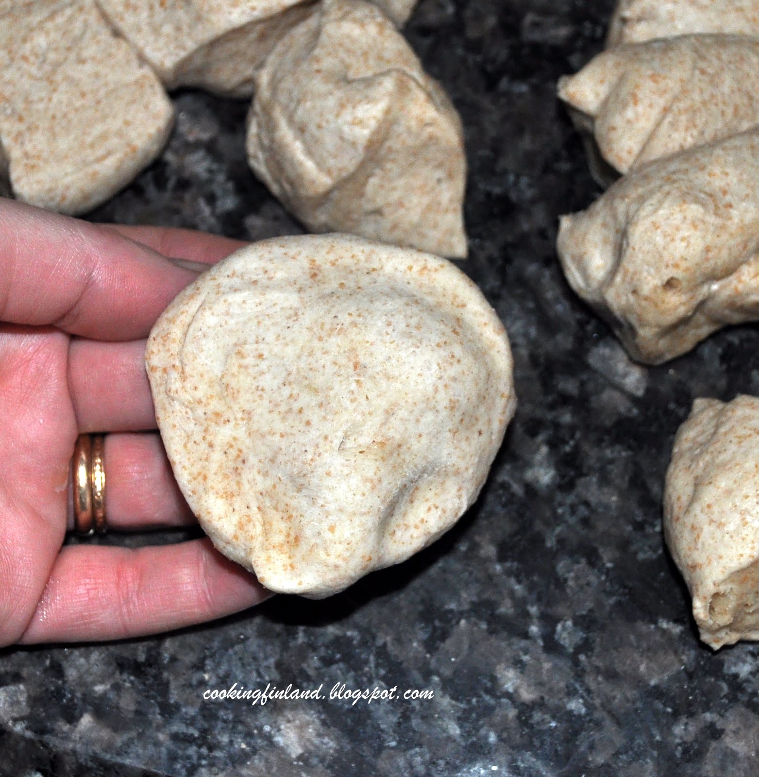 Cooking Finland: Graham Rolls, grahamsämpylät