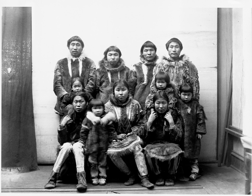 25 Amazing Vintage Photographs That Capture Everyday Life of Inuit ...