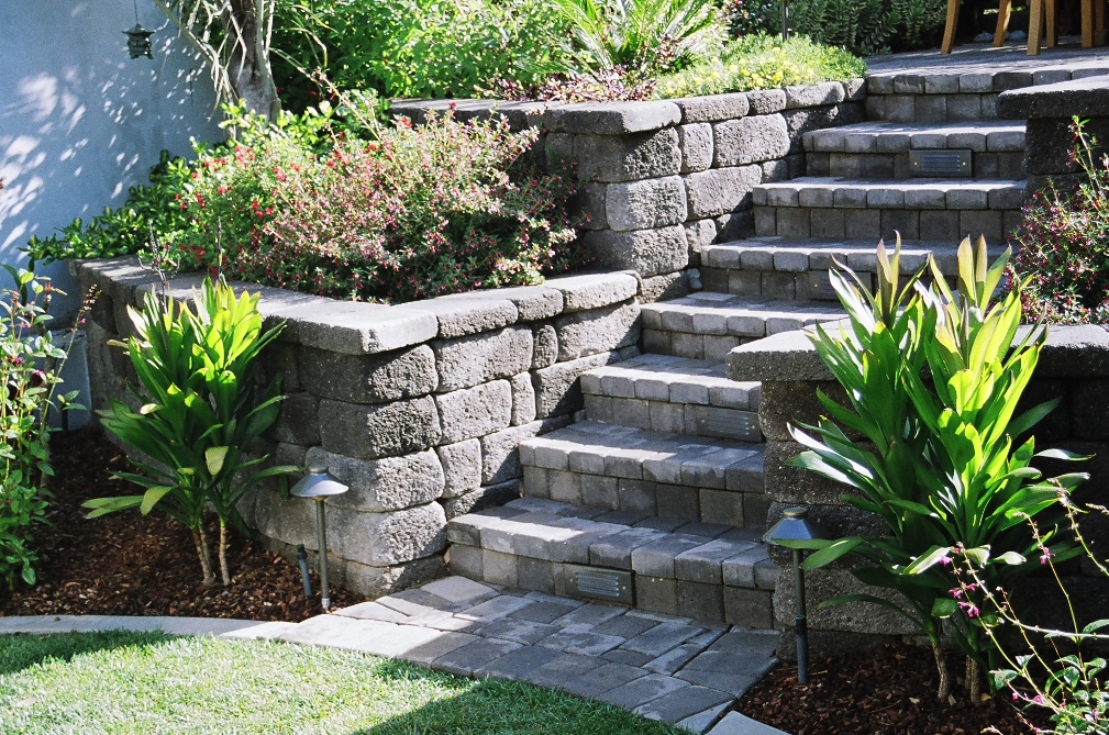 The 2 Minute Gardener: Photo - Country Manor Retaining Wall with Paver ...