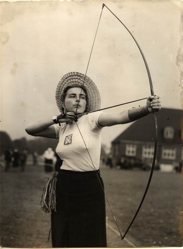 34 Vintage Photos of Beautiful Women Archers From the Mid-20th Century ...
