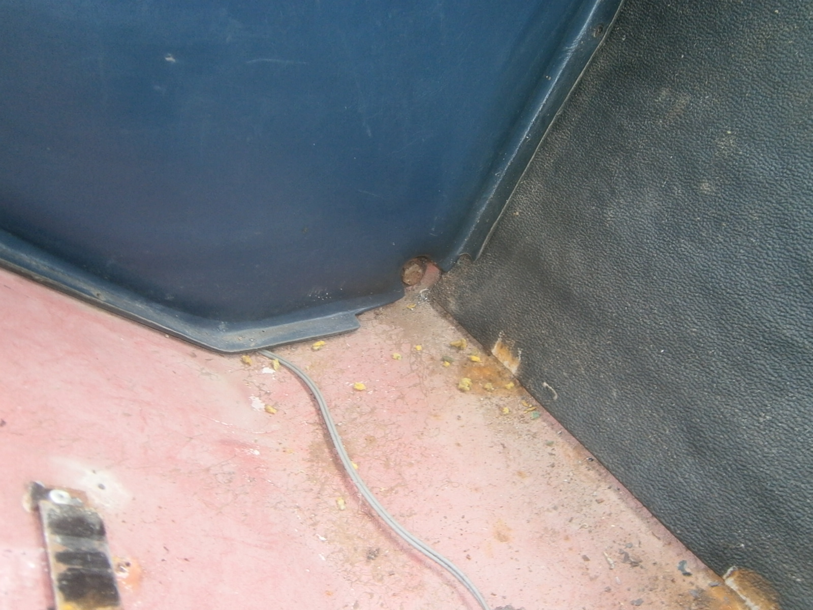 Lotus Excel Restoration: Installation of rear seatbelts Securon 200