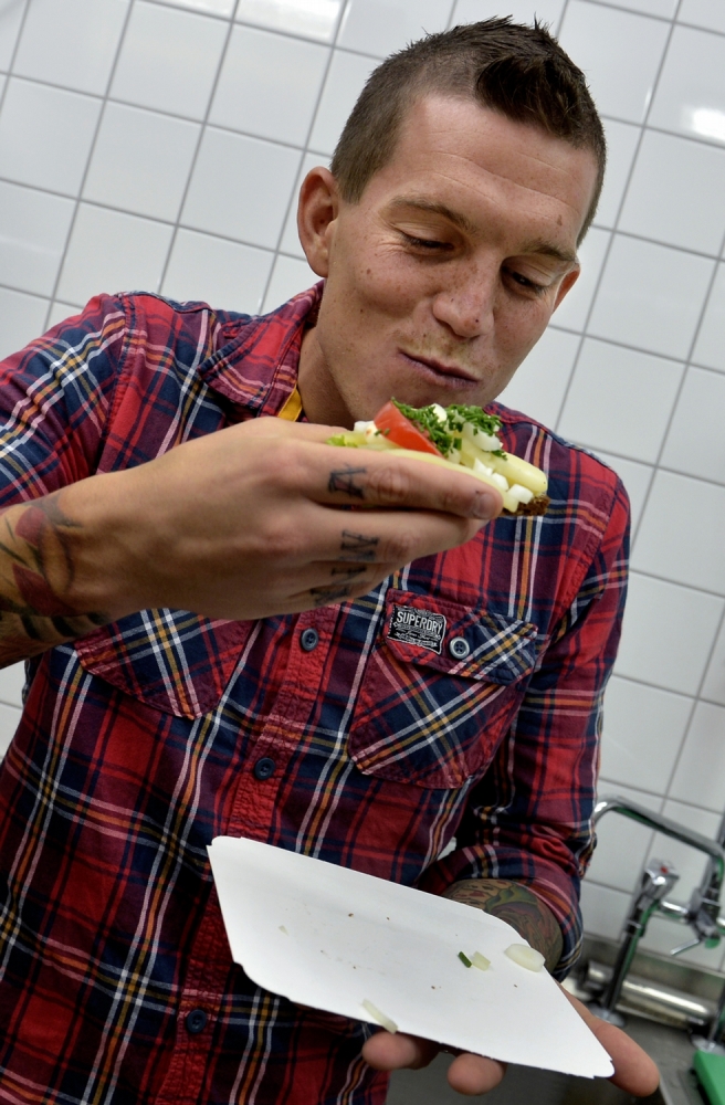 Smørrebrødet... Og jomfruen, der laver det: Daniel Agger kan åbenbart ...
