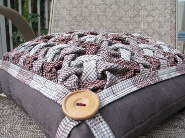 Passion et Couture: My Canadian Smocking pillow