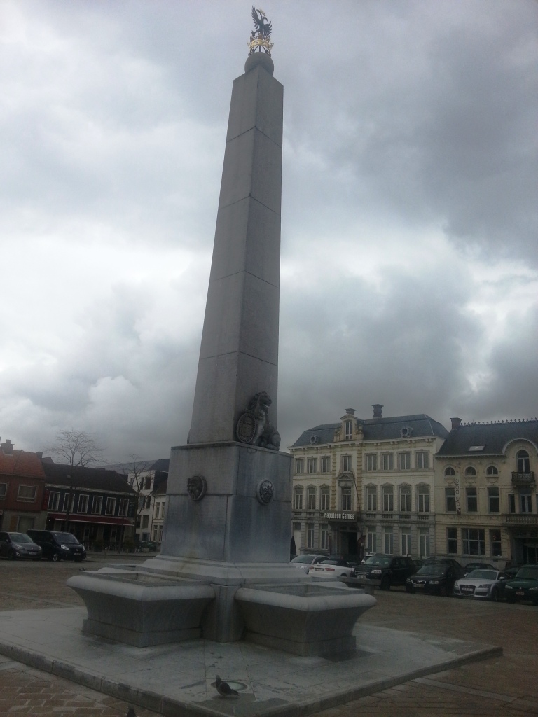 Egyptomania: Obelisk op de markt in Ronse