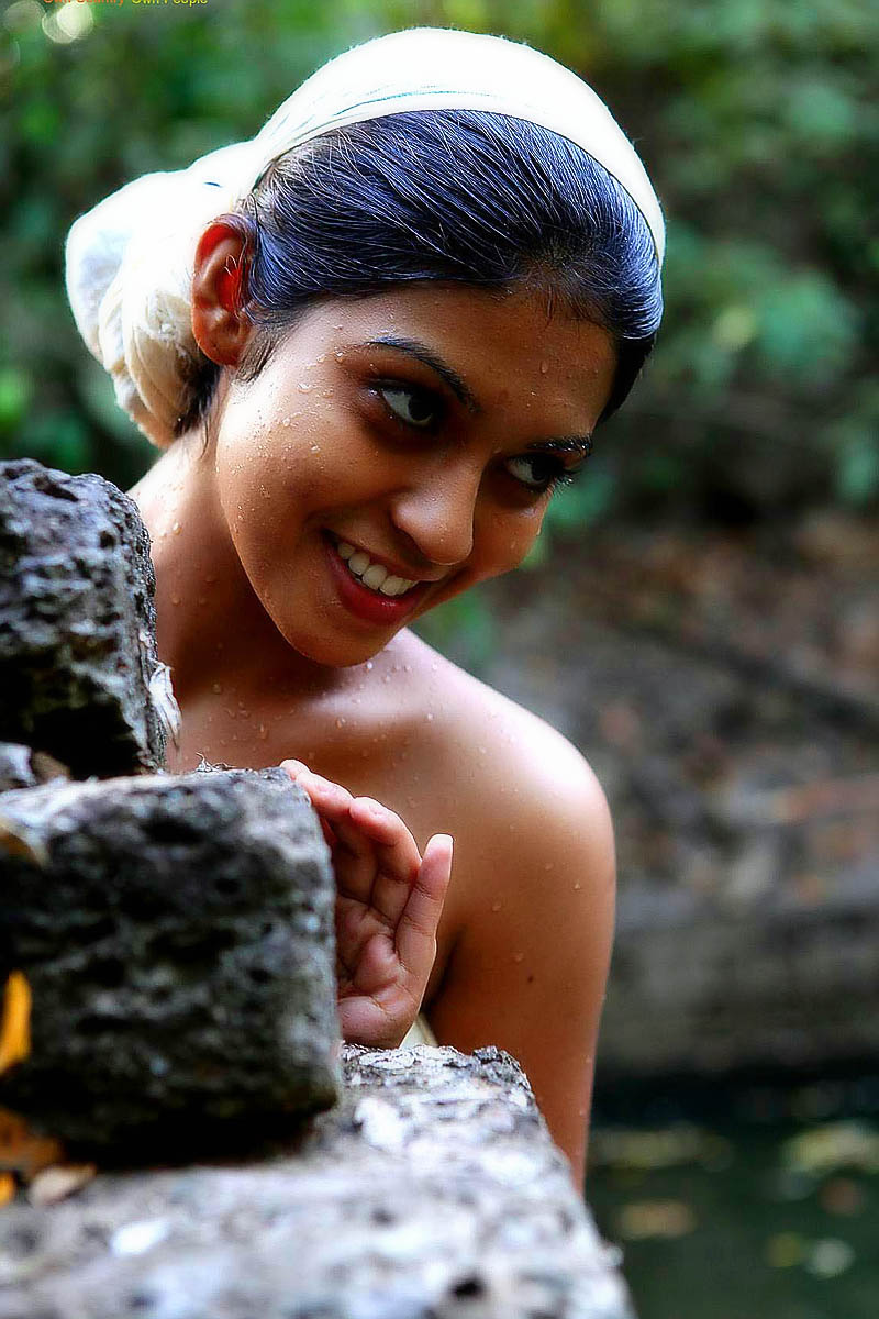 Actress In Blouse And Mundu Stills In Malayalam Movie Rasaleela Hq ~ Actresszoneblogest1