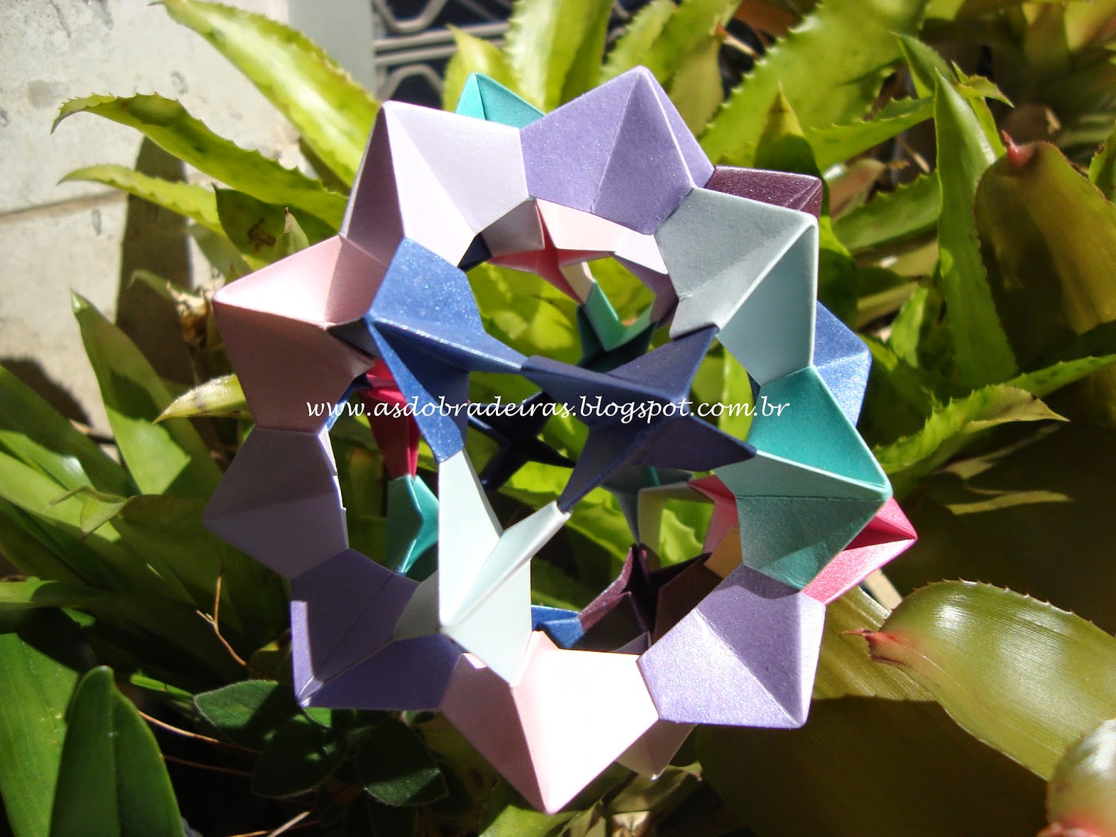 As Dobradeiras - Origami: Electra Kusudama by Dave Mitchell