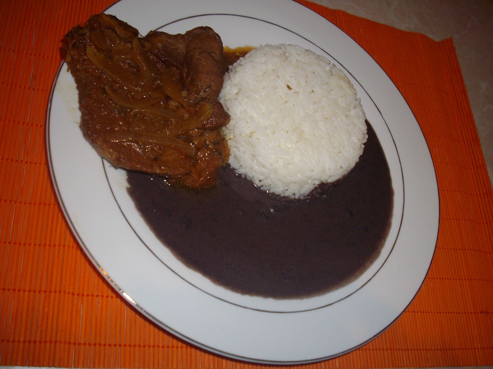 La Pâtisserie de Brunette: Plat haïtien : Riz,sauce de haricots noirs ...