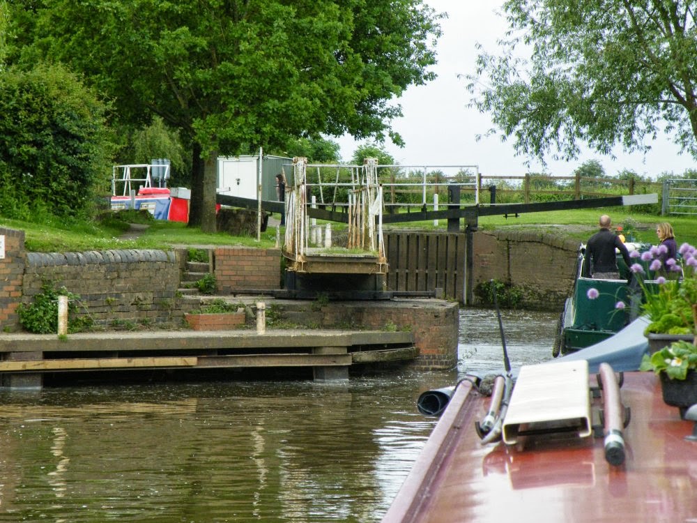 Travelling the Canals of England: A New River for Leo
