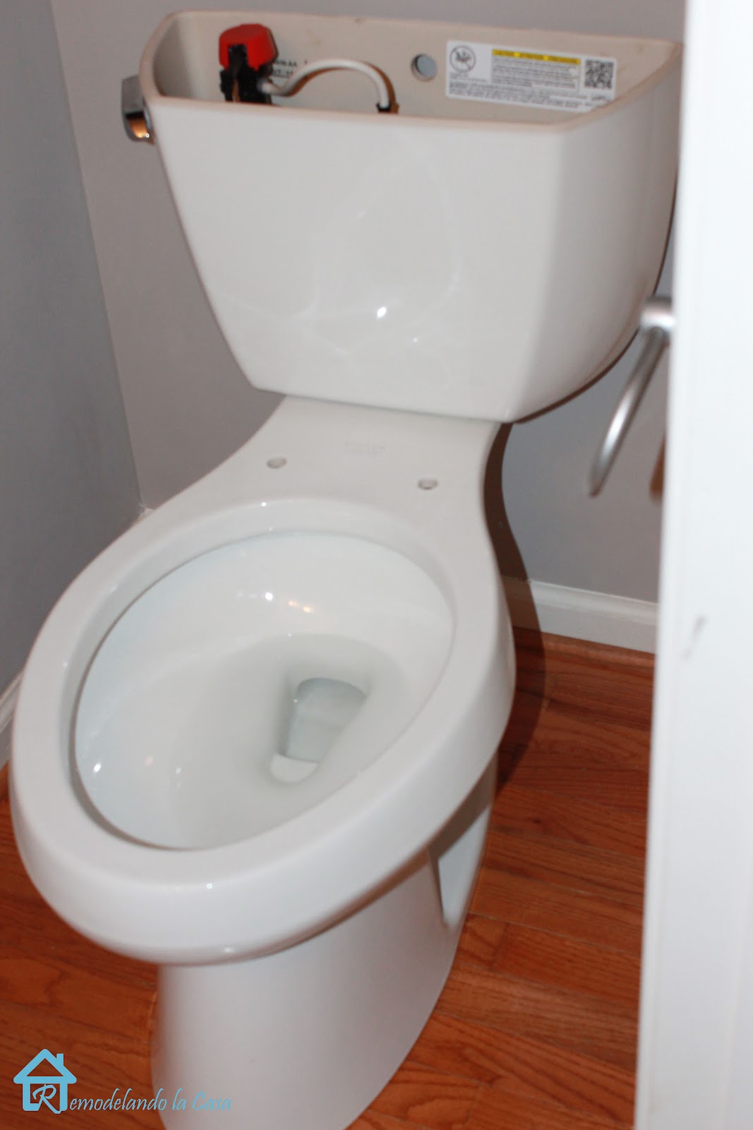 How to Replace a Toilet - Remodelando la Casa