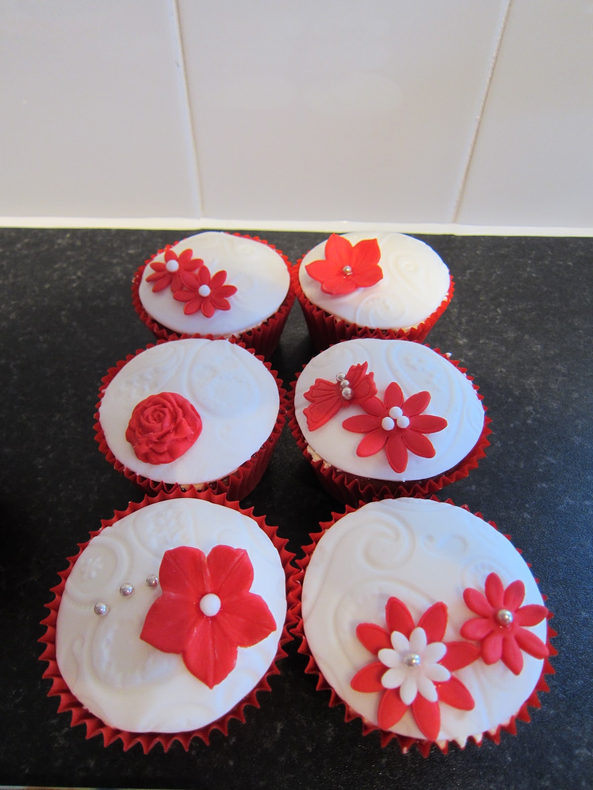 cats cupcakes: Fondant Iced Cupcakes