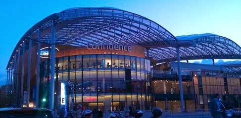 Violette & Juliette: Centre commercial Confluence Lyon