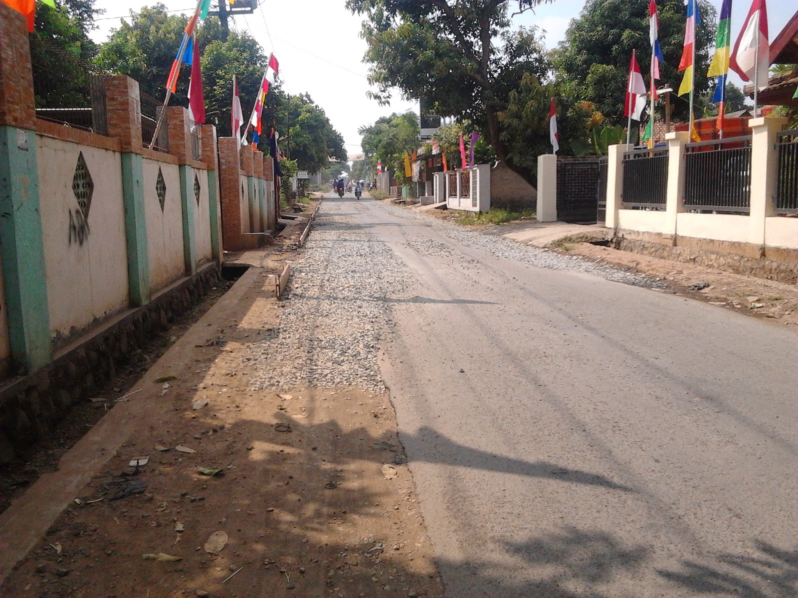Jalan Pawarengan di Cor untuk sementara tidak bisa di lewati kendaraan ...