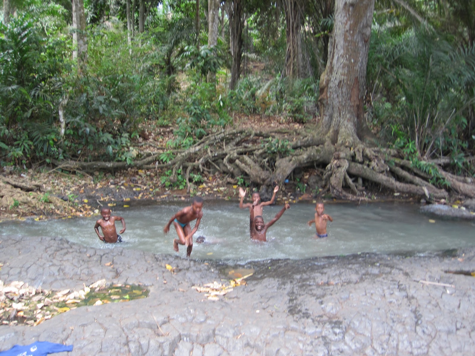 I'd rather be in Africa ...: Kids at the river ... in Africa