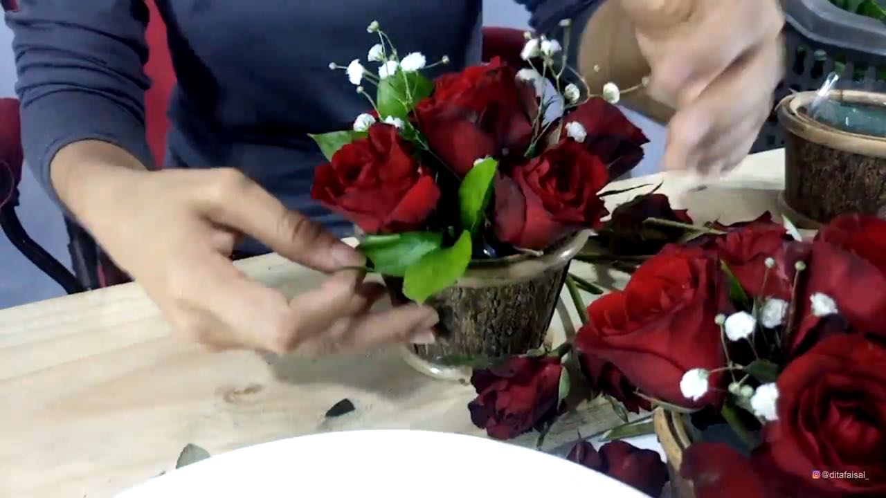 Cara Merangkai Bunga Mawar di Dalam Vas Mungil - Jaringan Penulis Indonesia