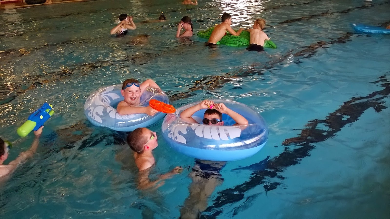 juf hilde en juf nadine: Fun in het zwembad en een leuke fancy!!