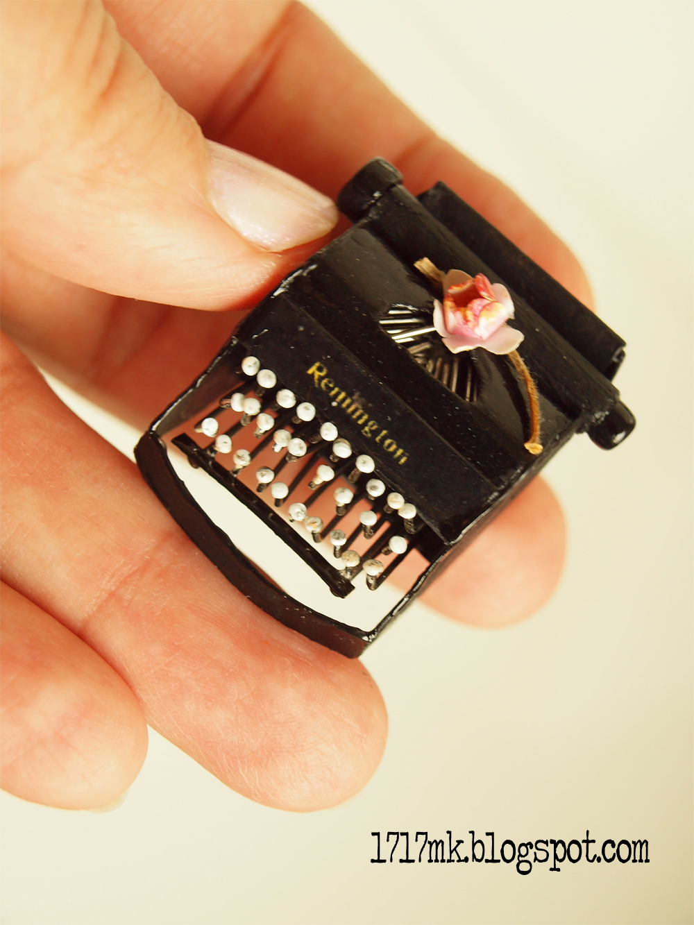 17-17 Miniatury: Miniature typewriter