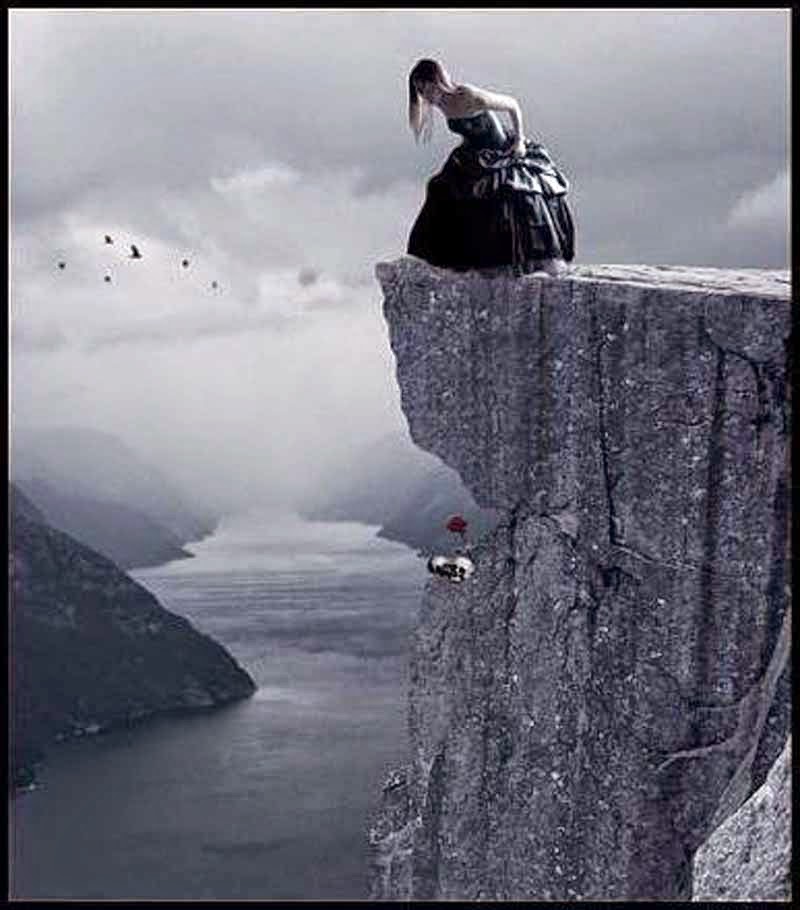 Carlos Eduardo Pinheiro: À BEIRA DO ABISMO