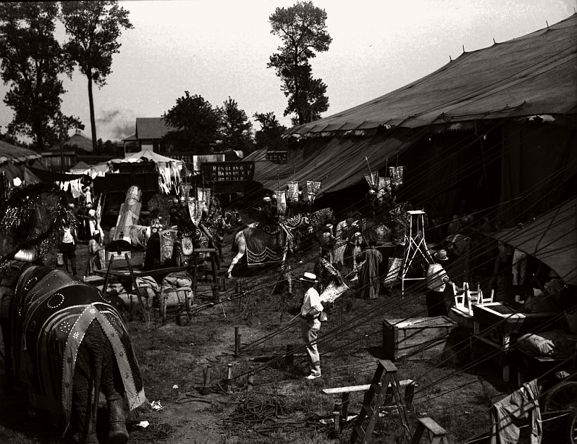 Amazing Vintage Photographs Capture Daily Life of Circus Performers of ...