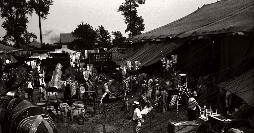 Amazing Vintage Photographs Capture Daily Life of Circus Performers of ...