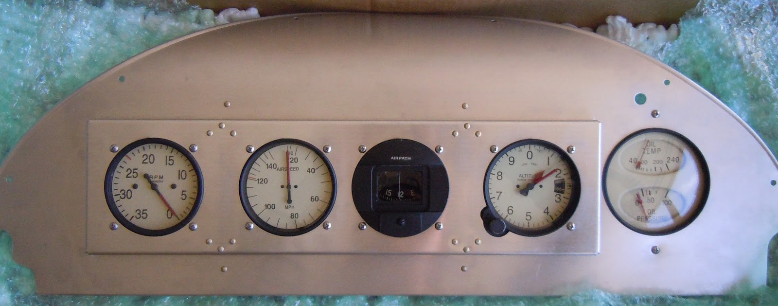 Piper L-4J Grasshopper "LN-MAV": Instrument panel from Keystone Instruments