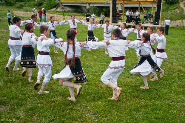 Tradiţii şi obiceiuri moldoveneşti: Muzica şi dansul Moldovenesc