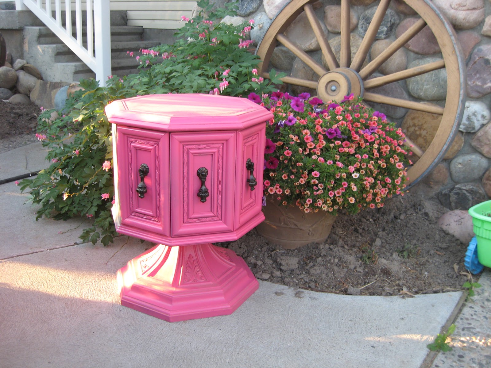 Black Sheep Boutique: Hot Pink Side Table $30 SOLD