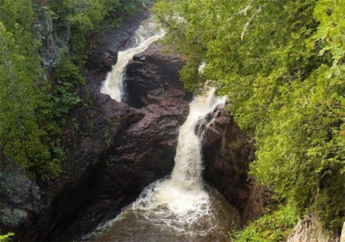 Amazing World: A Mysterious Waterfall: DEVIL'S KETTLE FALLS