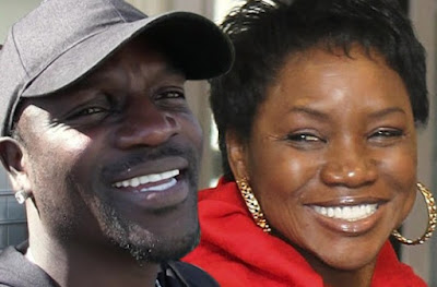 Akon gives his mom the deeds to his Atlanta home...