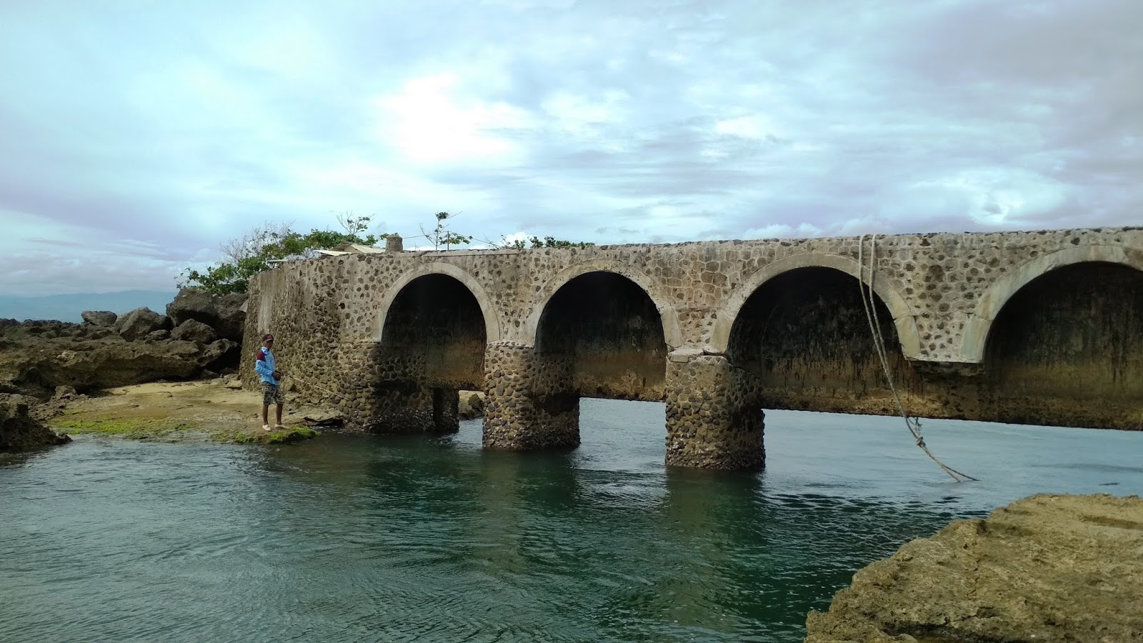 Garut Selatan dan Eksotisme Pantai Santolo Yang Sedang Surut