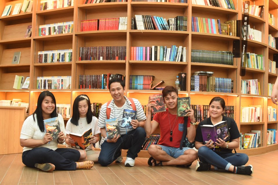 This Giant Library is Inside a Mall! Find Out How Big is the Starfield ...