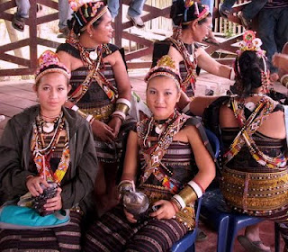 KUDAT...SABAH: Baju tradisional suku kaum Rungus