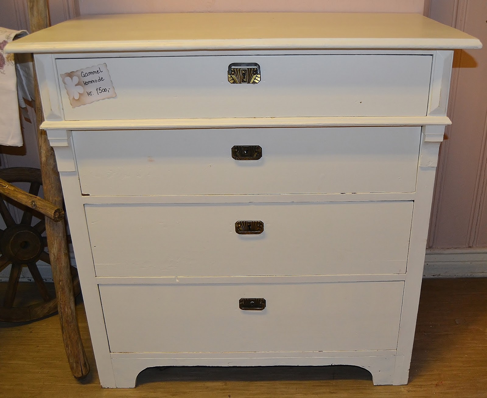 Litt a` hvert bloggshop: Flott, gammel kommode