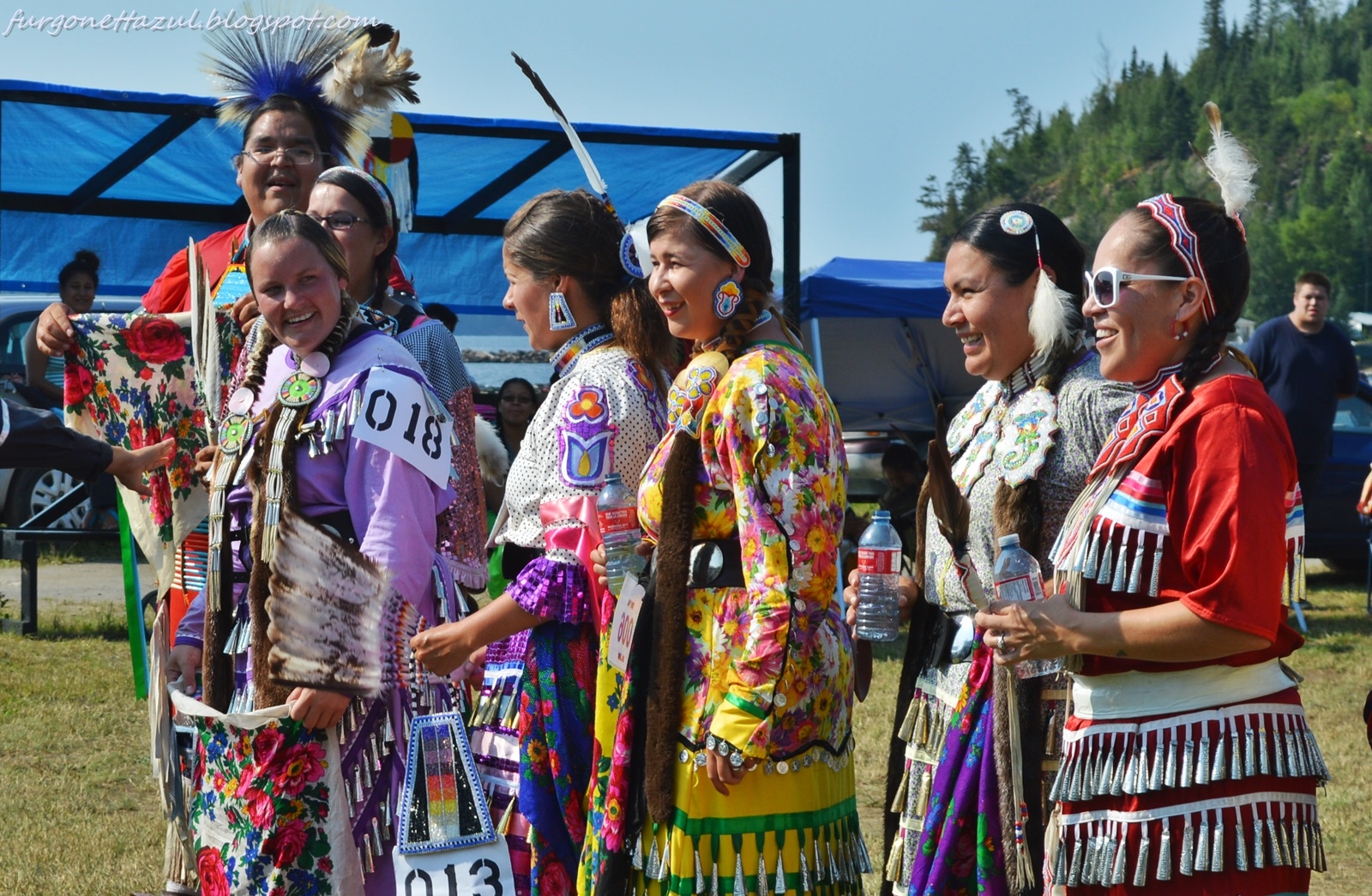 FURGONETA AZUL: POW WOW EN LA RESERVA INDIA DE ROCKY BAY.