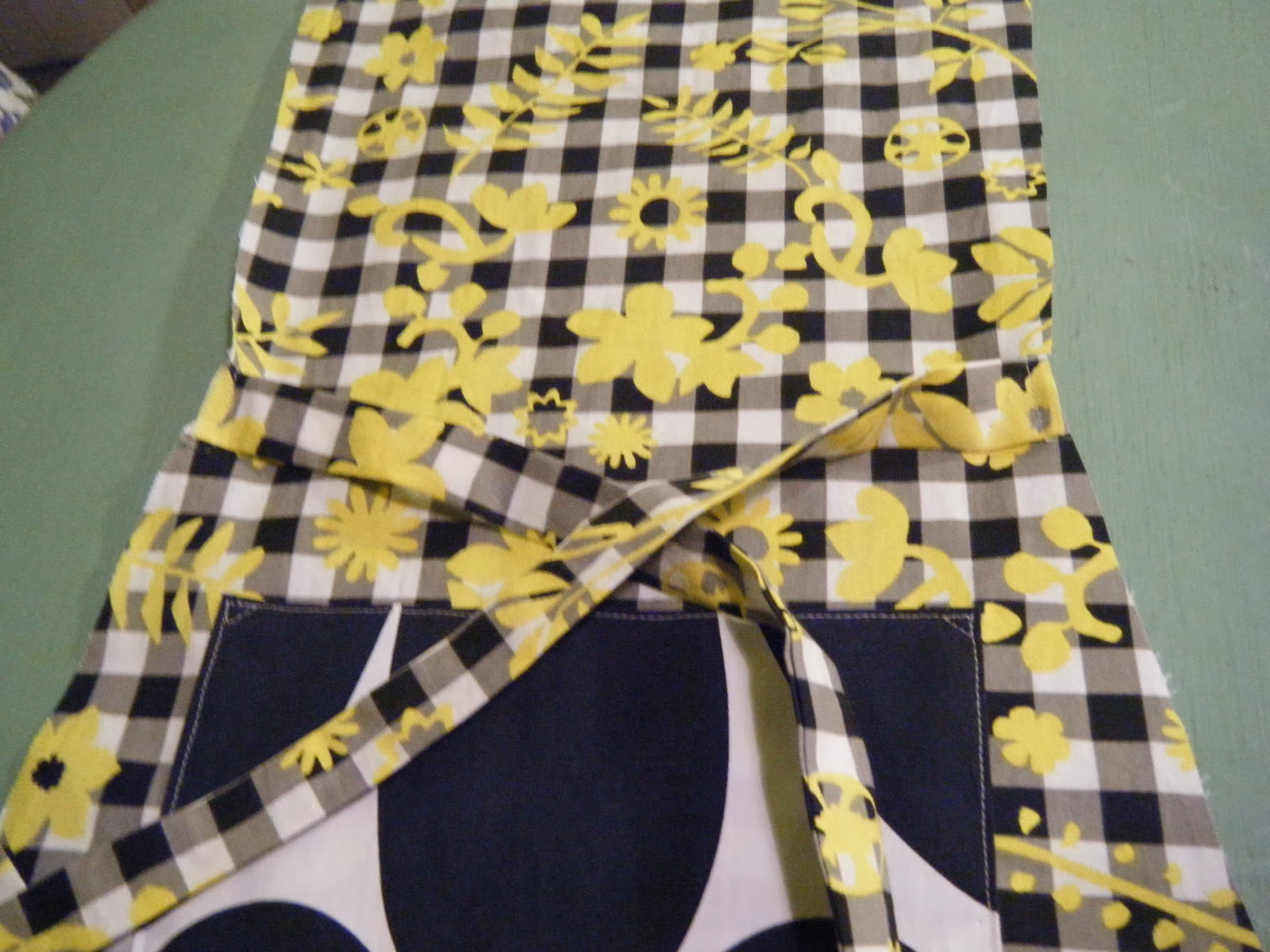 Home Sewn, Home Made, Home Grown: Frilly pinny...go retro!