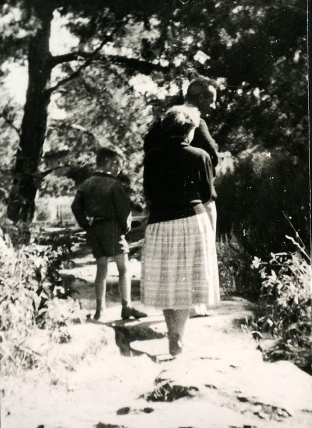 47 Interesting Found Snapshots of People Seen From Behind ~ Vintage ...