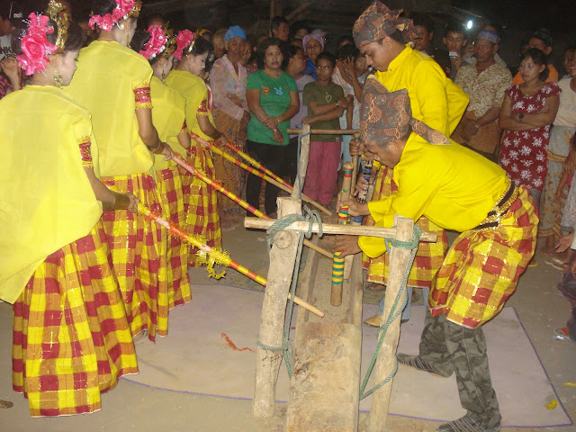 Tradisi Mappadendang, budaya pesta panen masyarakat Bugis yang kini ...