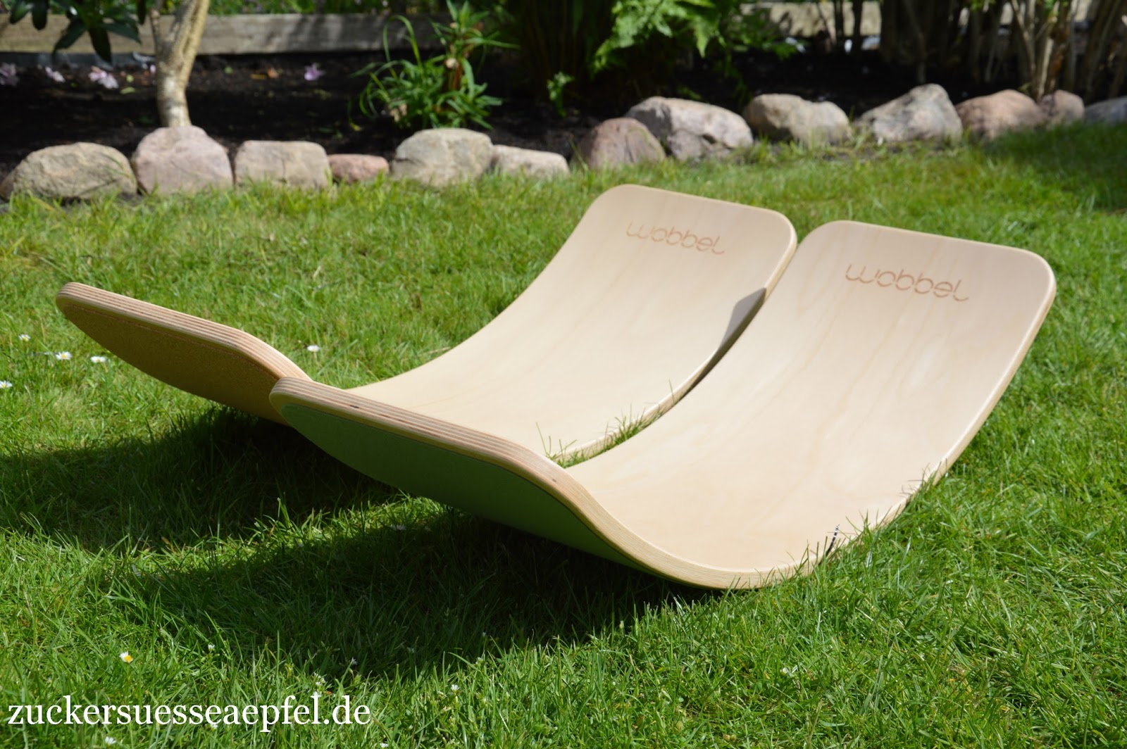 Das Wobbelboard , ein natürliches und vielseitige Spielzeug mit einer ...